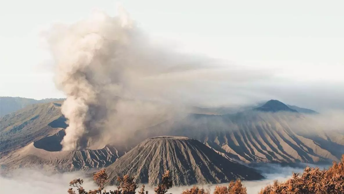 Novgeedzoj Havas Geedziĝajn Fotojn Faritaj Antaŭ Erupcia Vulkano