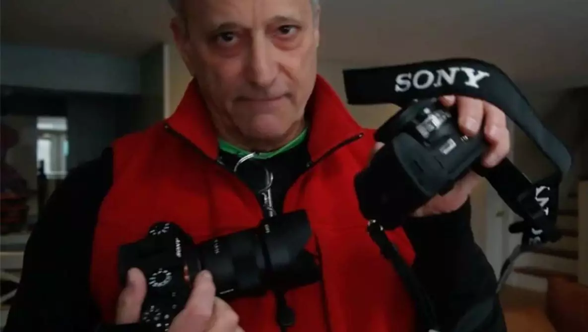 Garsus fotožurnalistas Davidas Burnettas po 50 metų naudojimo „Canon“ paskelbė pereidamas prie „Sony Gear“