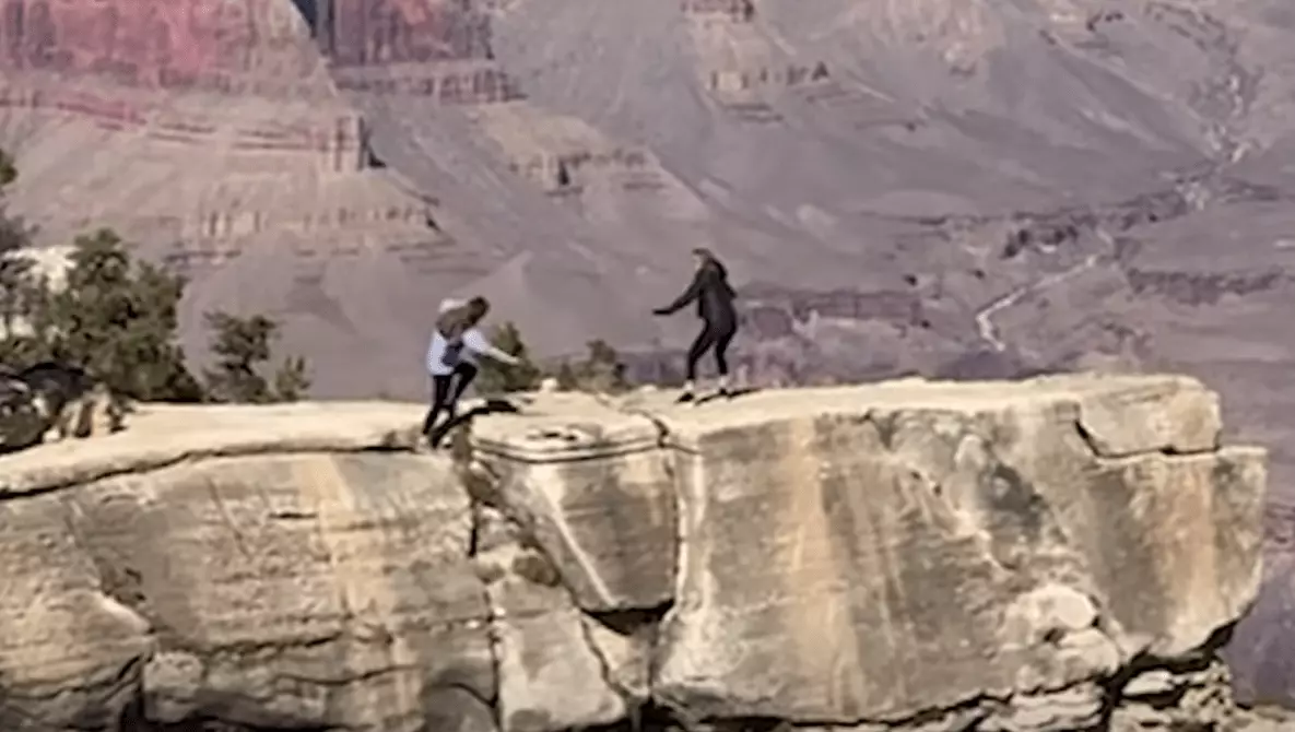 A videó elkapja az ijesztő pillanatot, amikor egy nő majdnem beleesik a Grand Canyonba, miközben képet készít az anyjáról