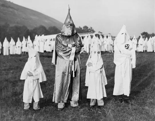 ការថតរូបភាពរបស់ Ku Klux Klan៖ តើអ្នកថតរូបអ្នកកំពូលស្បែកសដោយរបៀបណា? 5020_1