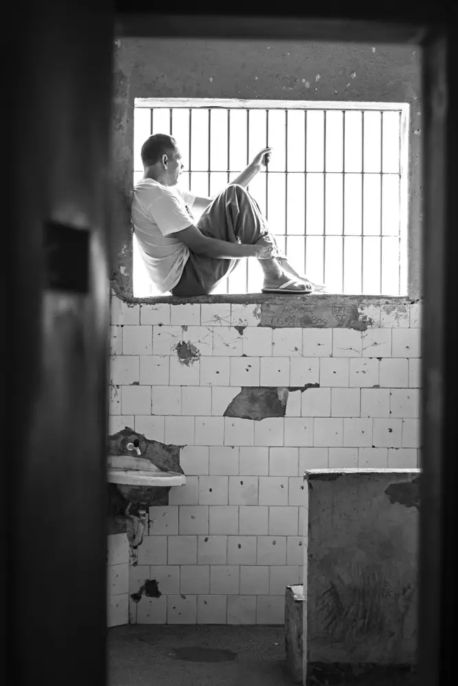 'Locked Up': Tìm kiếm ánh sáng và tình người bên trong các phòng giam tăm tối của một nhà tù Brazil 5033_4
