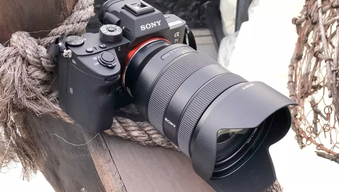 Féach ar an gCéad Láimhe ar an Sony a7R III