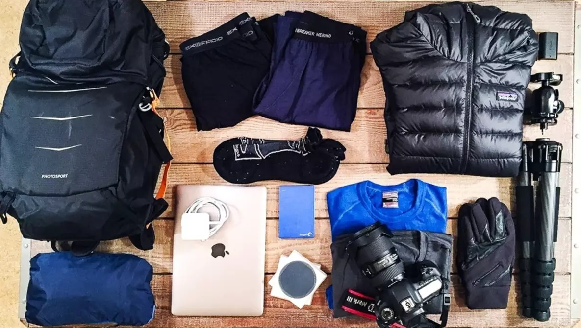 Ultralahek pakirni seznam za fotografiranje sveta z eno ročno torbo