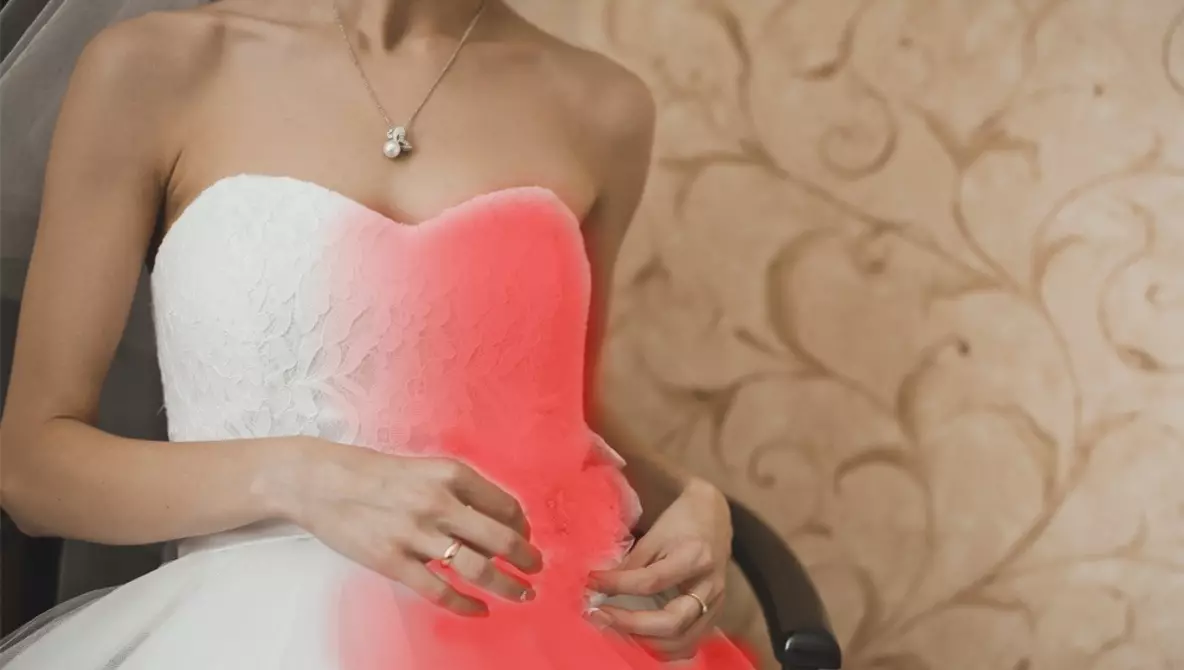 Fotografa di matrimoni costretta a indossare con Photoshop il vestito rosso della suocera dopo aver sfidato la sposa e aver indossato il bianco