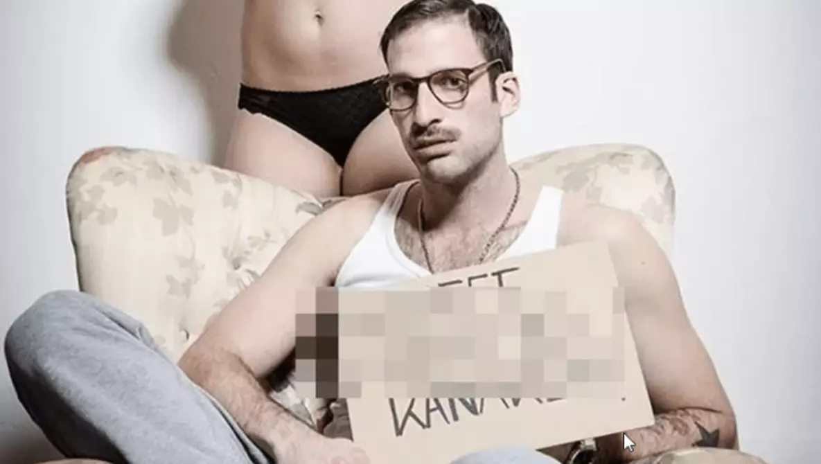 [NSFW] जर्मन फ़ोटोग्राफ़र अपने स्तनों का इस्तेमाल अभद्र भाषा को शांत करने के लिए कर रहा है