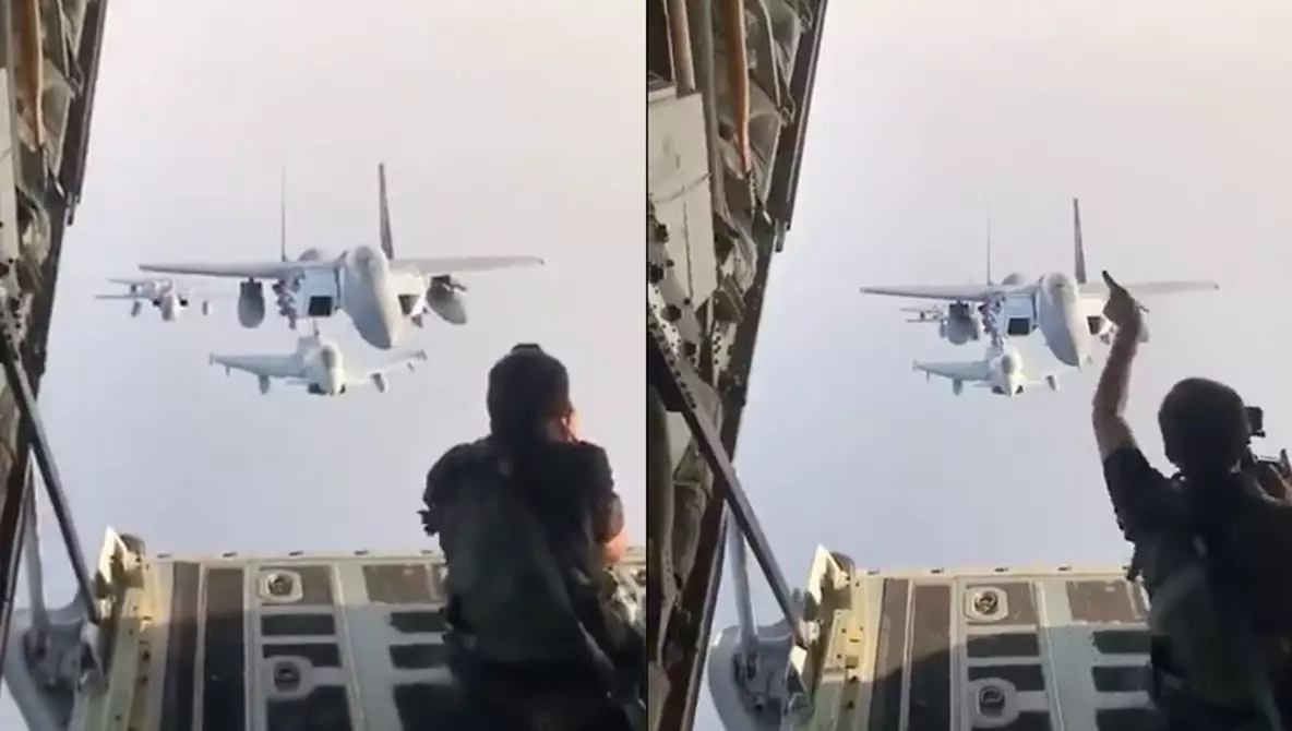Un photographe casse-cou s'assoit sur la porte du cargo pour prendre des photos d'avions volant directement derrière lui