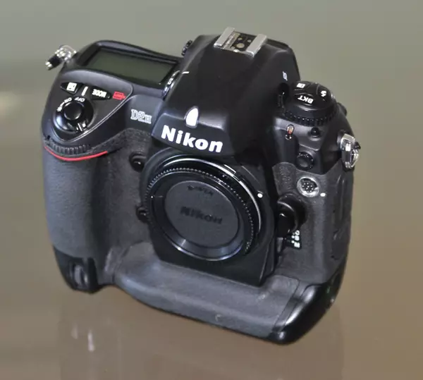 რატომ იყო 2003 წელი: Nikon-მა დათმო თავისი უპირატესობა და Canon-მა დაამტკიცეს მისი ციფრული მომავალი 6526_1