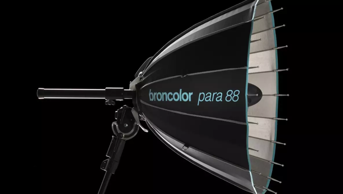 Fstoppers recensisce il Light Shaper più versatile, il Broncolor Para 88HR