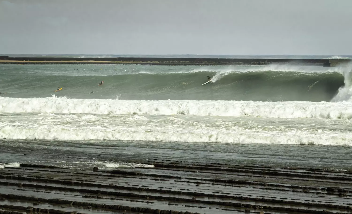 Daredevil surfarid astuvad uskumatute tulemustega vastu tohutule Jaapani taifuunile 6889_1