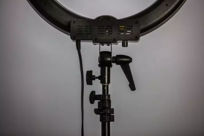 fstoppers-dimmable-ring-light-13