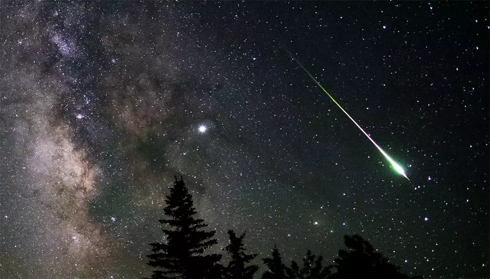 Fotografu Time-Lapse Jqabad Splużjoni ta' Meteor tal-Isturdament Waqt li rieqed malajr 7168_1